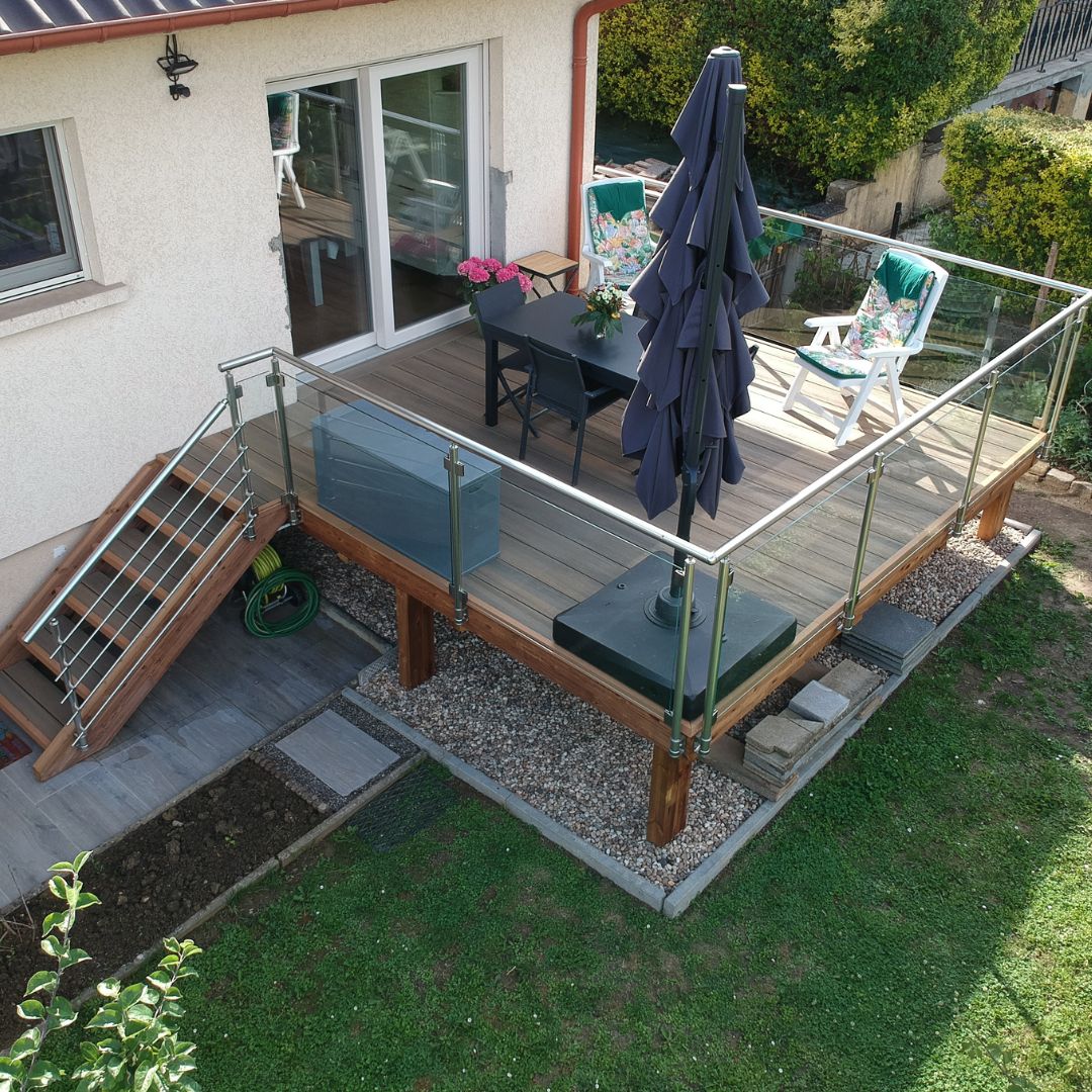 Terrasse surélevée en bois composite de 16m2 – Tereny